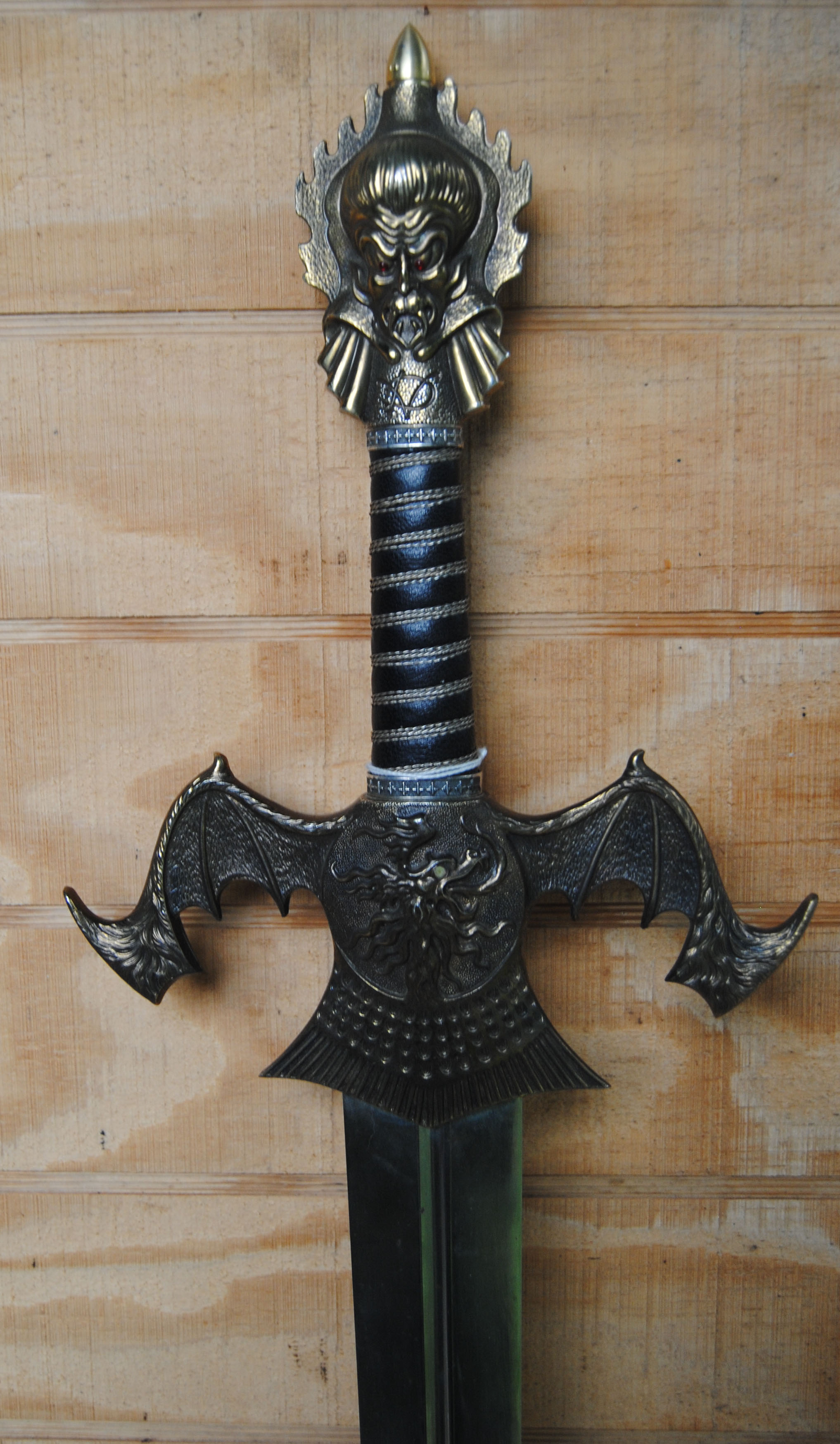 SharpPointyThings.com - Custom & Commercial Knives, Cloaks, and Costumes